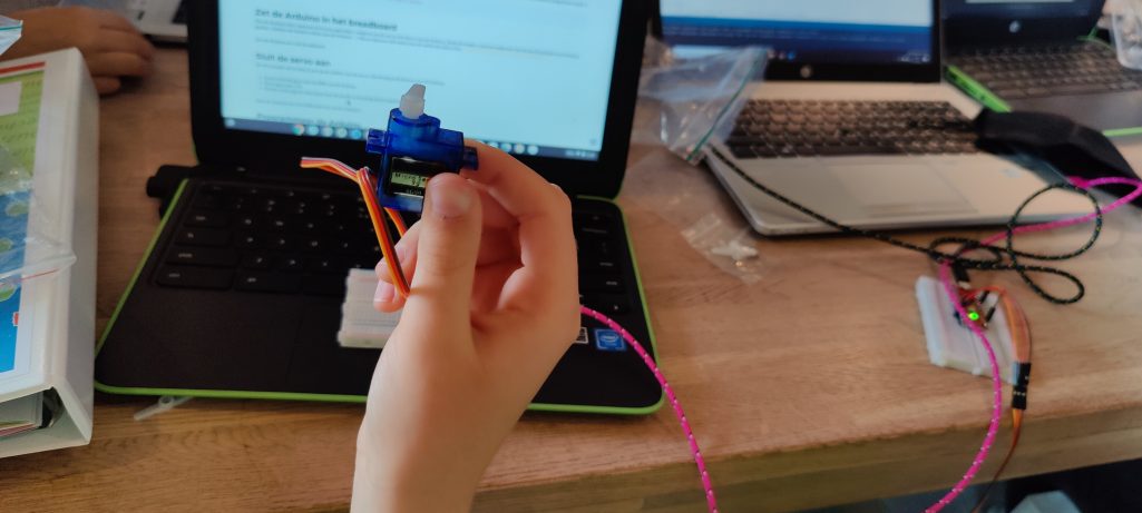 Lab – Het Sweep Servo voorbeeld – Arduino Nano programmeren – Junior IOT