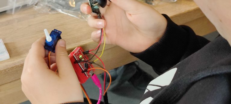 Lab – Joystick Servo – Arduino Nano programmeren – Junior IOT